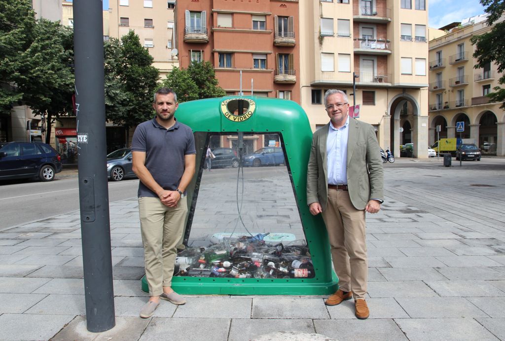 S’instal·la un contenidor transparent de vidre al centre de Girona amb ...